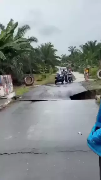 Detik-detik Jalan Putus di Koja, Kinali, Kabupaten Pasaman Barat Pada ...